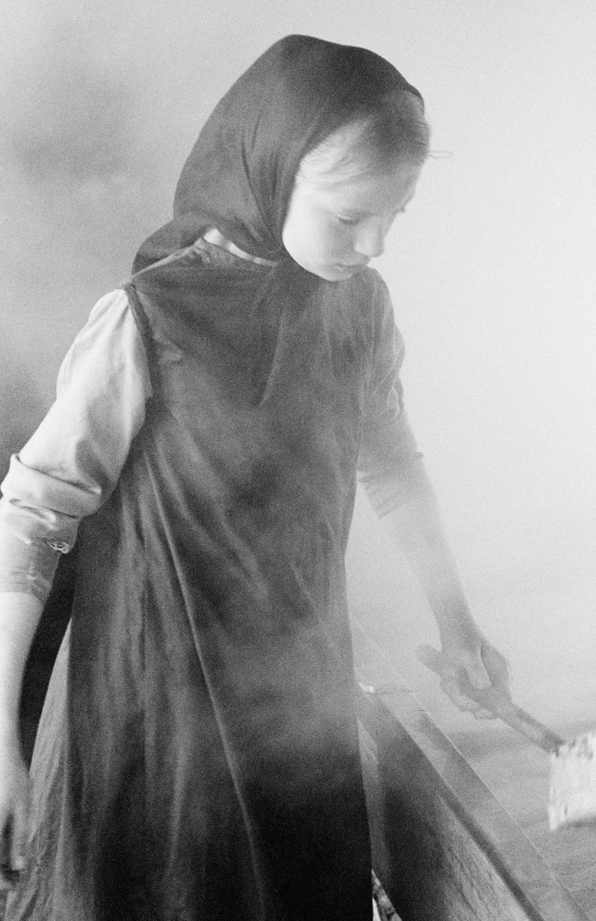 Mennonite Girl Working by Don Dudenbostel | Chauvet Arts Mennonite Girl Working by Don Dudenbostel | Chauvet Arts